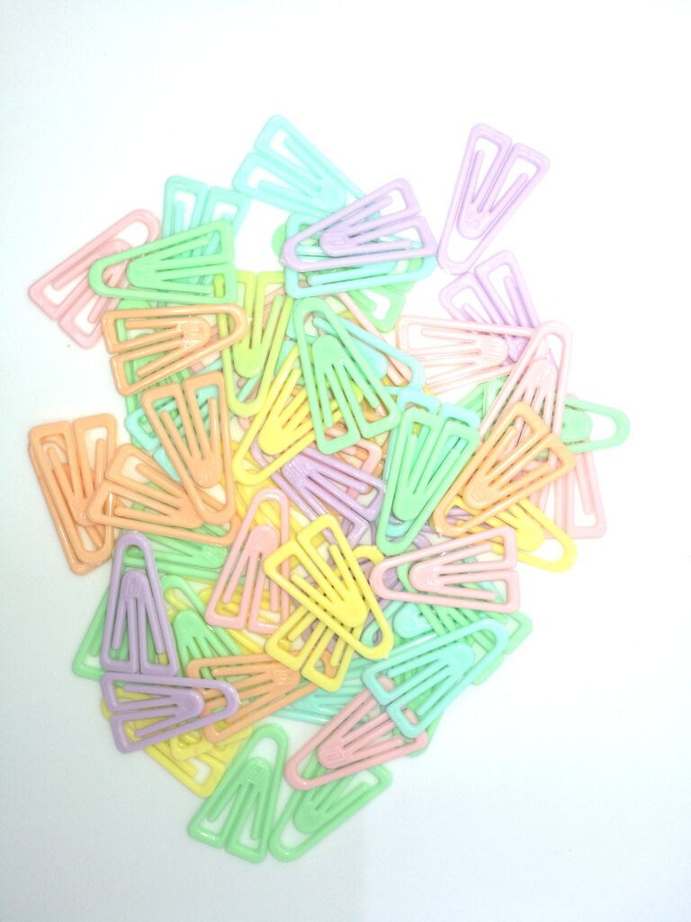 Clips plasticos triangular doy pack x 50 pastel – Liggo Trade